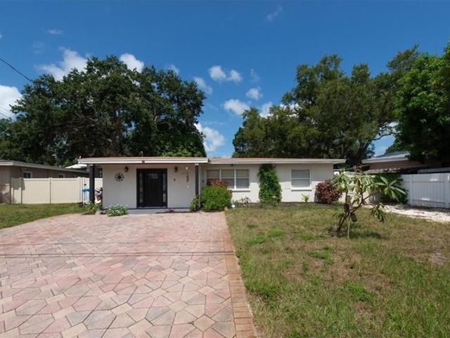 12812 Lake Dr, Largo, FL 33774