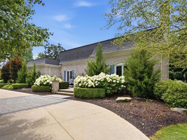 1281 Twin Maples Lane