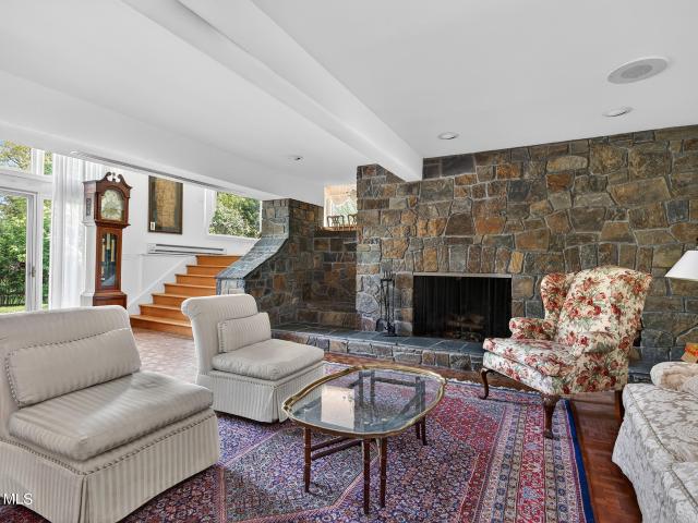 1283 Hawthorn Road