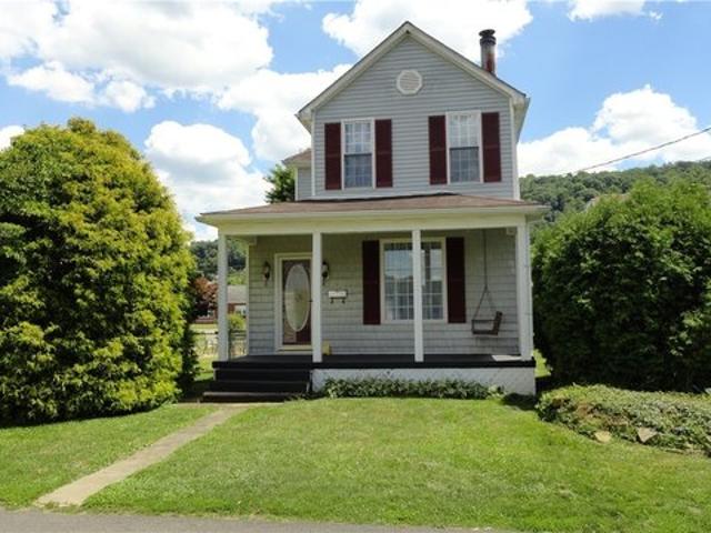 128 Columbia Dr, Chester, WV 26034