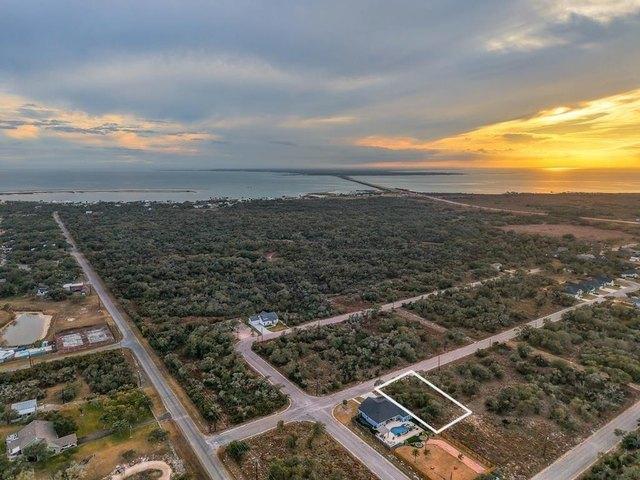 128 Elmo Brundrett Dr, Rockport, TX 78382