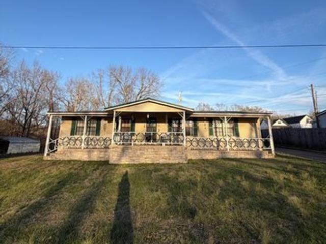 128 Hood Rd, Cottontown, TN 37048