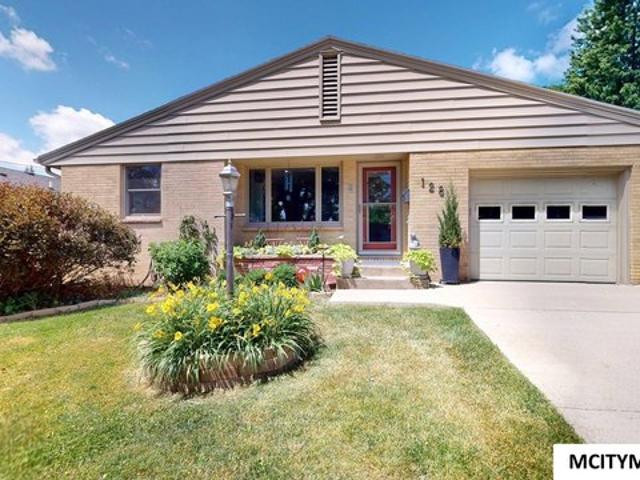128 S Mampshire Pl, Mason City, IA 50401