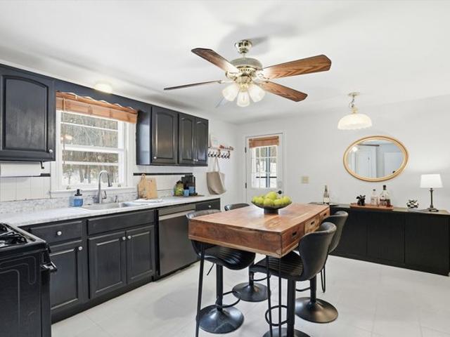 128 Sandstone Cir, Londonderry, NH 03053