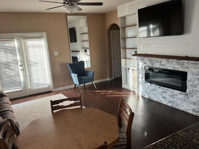 128 Robertson Ln