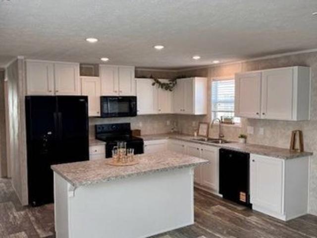 128 W 8th St, Coal Valley, IL 61240