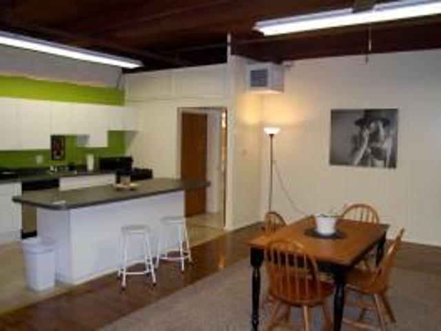 $1295 / 2br 1200ft² Two Bedroom Loft w/ Roof Deck! Available July!