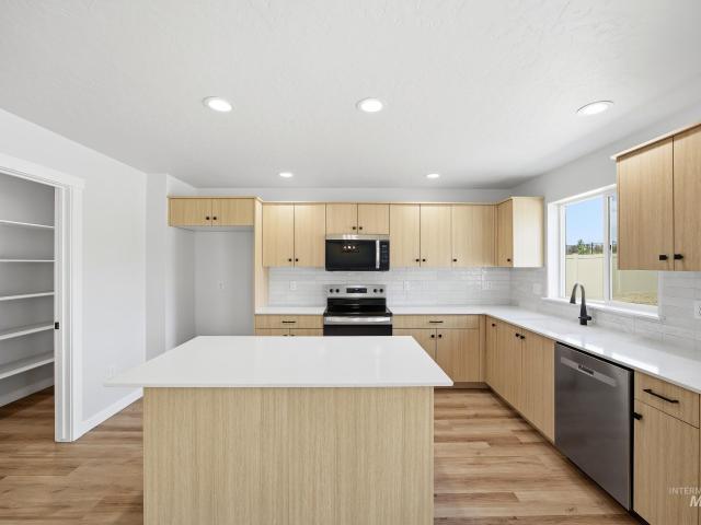 1298 W Pack River Dr