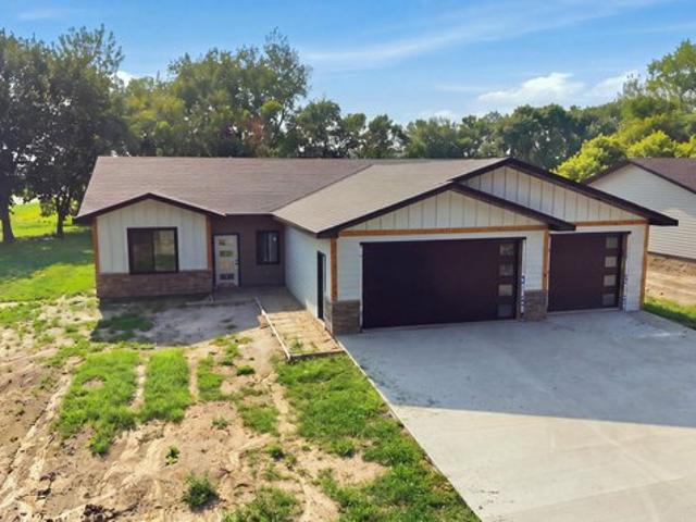 12999 Willowood Dr, Aberdeen, SD 57401
