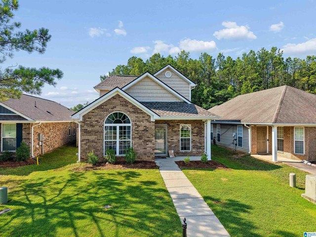 1290 Village Trl, Calera, AL 35040