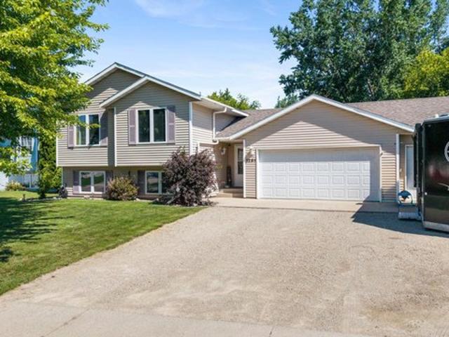 1291 Bellflower Ln NE, Owatonna, MN 55060
