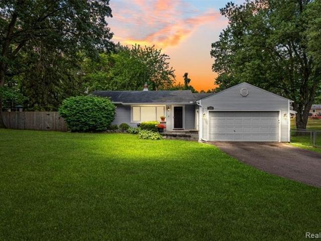 129 E Beechdale St, Commerce Township, MI 48382