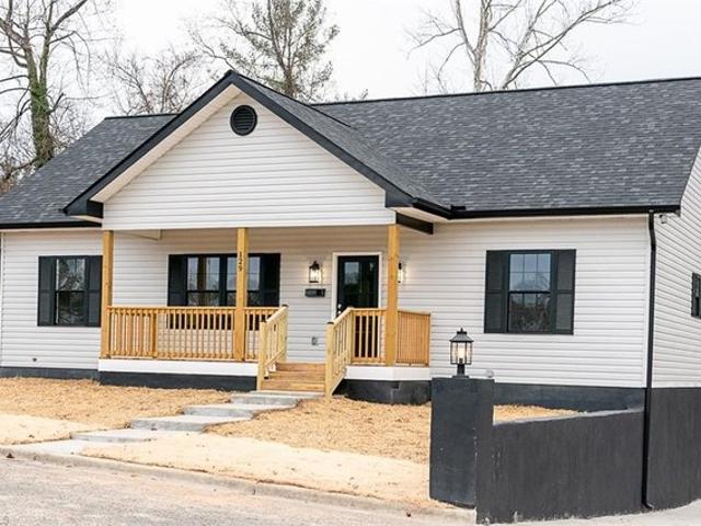 129 E Oakdale St, Mount Airy, NC 27030