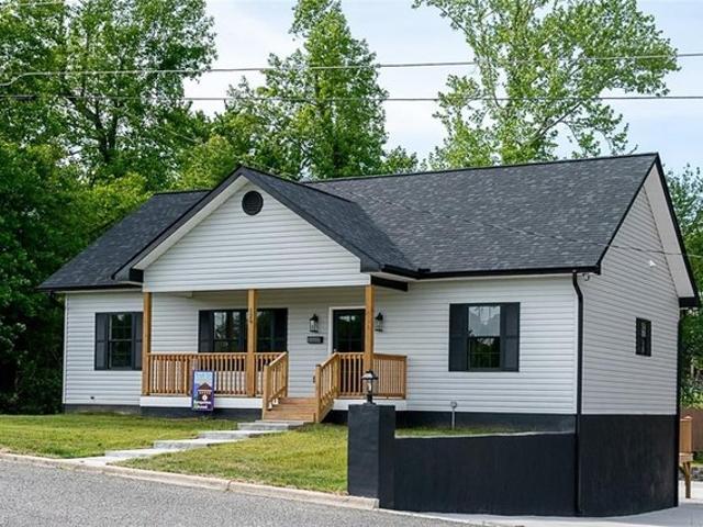 129 E Oakdale St, Mount Airy, NC 27030