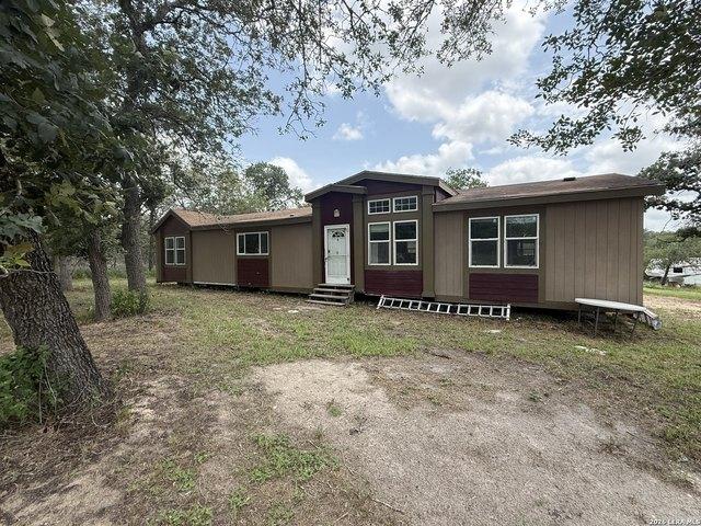 129 Oak Shadow, Floresville, TX 78114