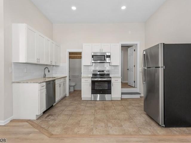 129 Main St Apt 3, Bloomingdale, NJ 07403