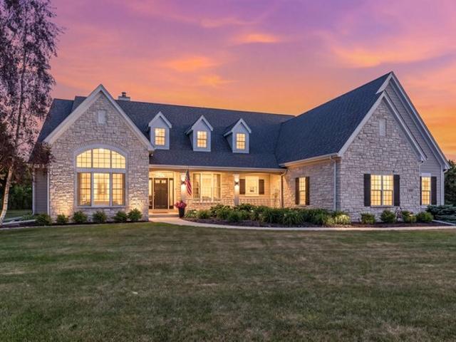 129 Preserve Ct, Grafton, WI 53024