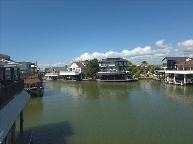 129 Quayside Dr, Tiki Island, TX 77554