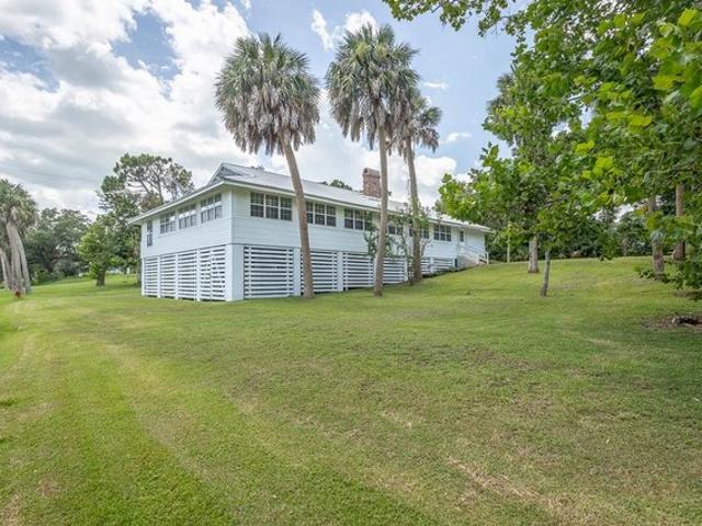 12 7th St, Apalachicola, FL 32320