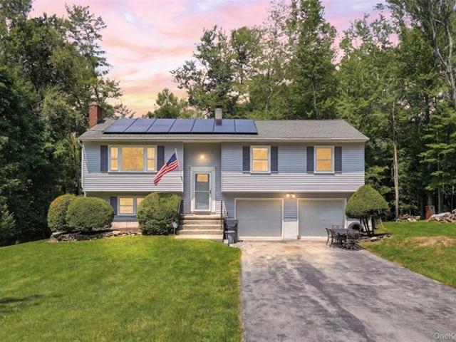 12 Talbot Dr, Pleasant Valley, NY 12569