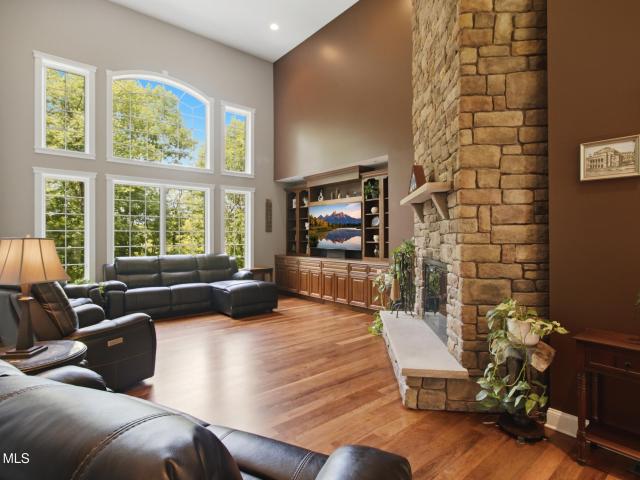 12 Thoroughbred Drive