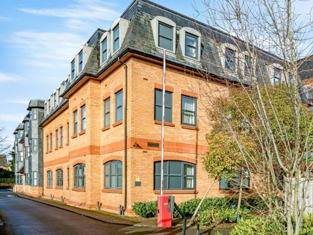 12 The Grove, Slough SL1, 1 bed flat to rent, £1,100 pcm | PrimeLocation