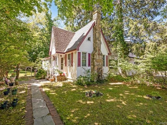 12 Valkyr Rd, Rocky Point, NY 11778