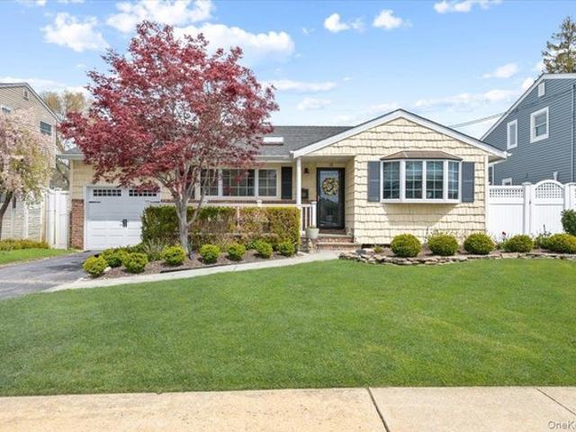 12 W Orlando St, Massapequa, NY 11758