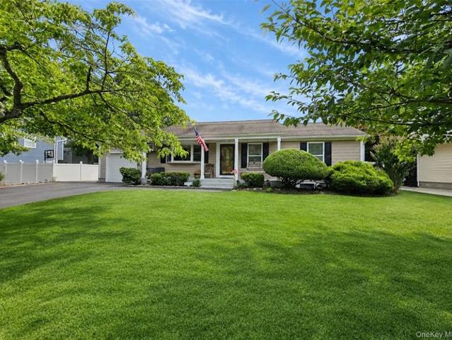 12 Walnut St, Centereach, NY 11720