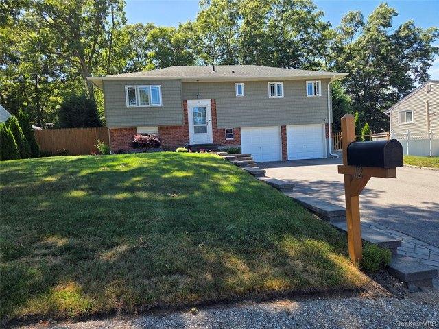 12 Wayside Ln, Smithtown, NY 11787