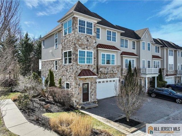 12 White Oak Ln, Aberdeen, NJ 07747