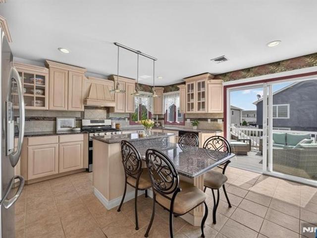 12 William St, Saddle Brook, NJ 07663
