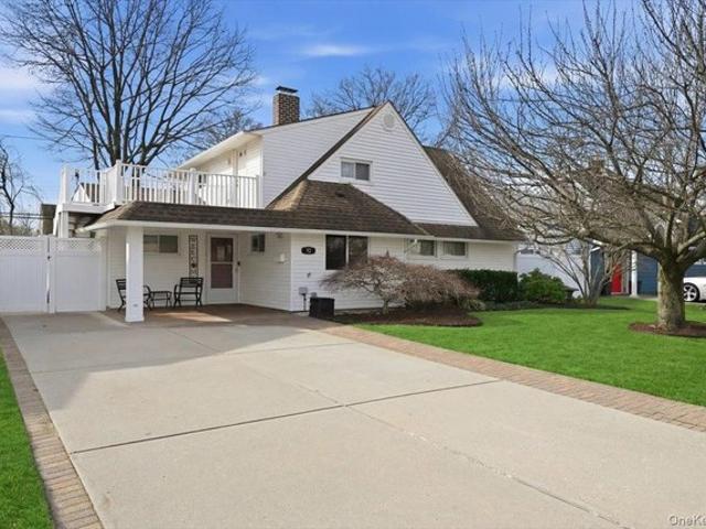 12 Woodgreen Ln, Wantagh, NY 11793