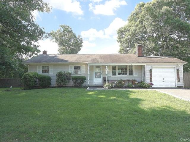 12 Acorn St, Ronkonkoma, NY 11779