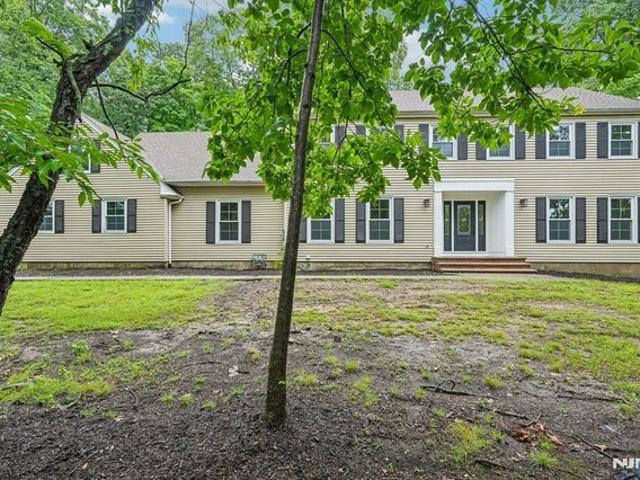 12 Apache Rd, Wayne, NJ 07470