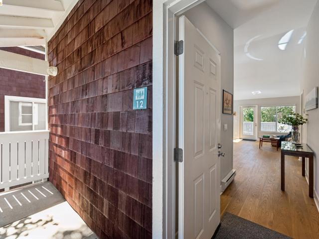 12 Bayside Ct