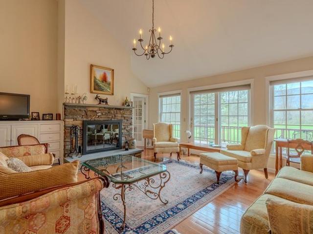 12 Beattie Ln, Manchester, VT 05255