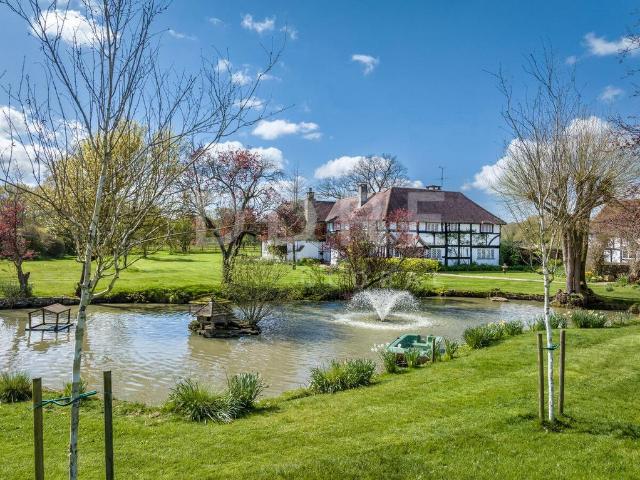 5 bedroom country house for sale