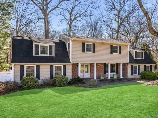 12 Bob O Link Ln, Northport, NY 11768