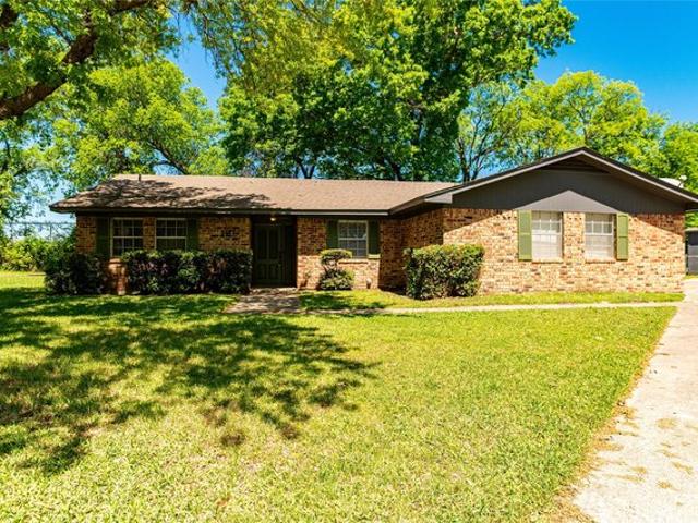 12 Brookhollow Cir, Gainesville, TX 76240