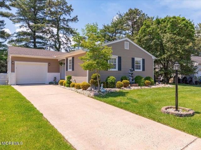12 Cambridge Ct, Toms River, NJ 08757
