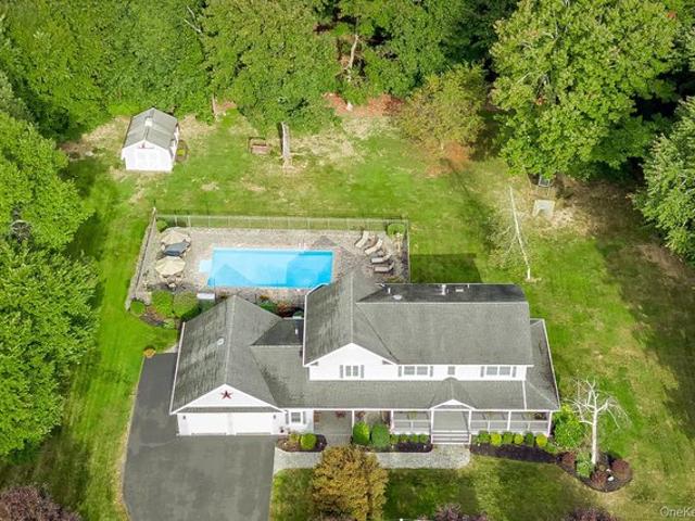12 Canterbury Ln, Suffern, NY 10901