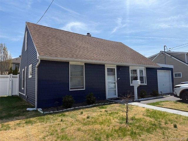 12 Carlton Dr, Massapequa, NY 11758