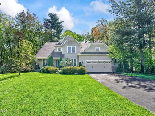 12 Carrington Ct, Clifton Park, NY 12065