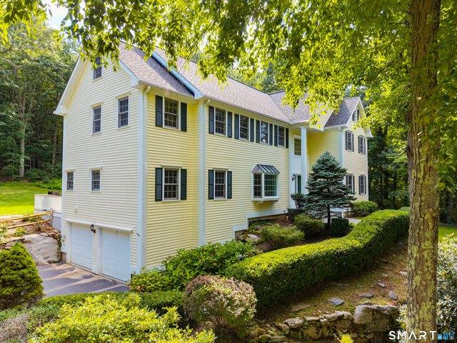 12 Carriage Hill Rd, Woodbridge, CT 06525