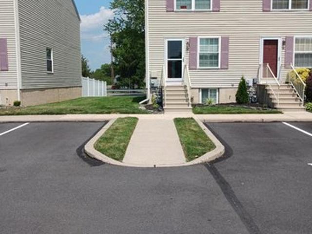 12 Carriage Knoll Ct, Langhorne, PA 19047