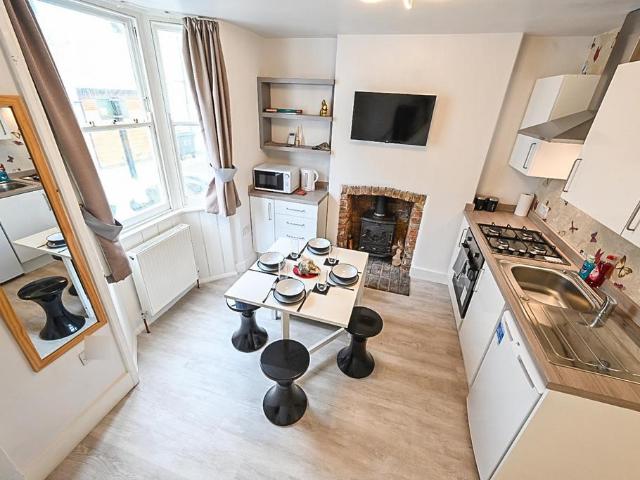 12 Castle Street, Brighton, BN1 2 bed terraced house to rent £1,760 pcm £406 pw
