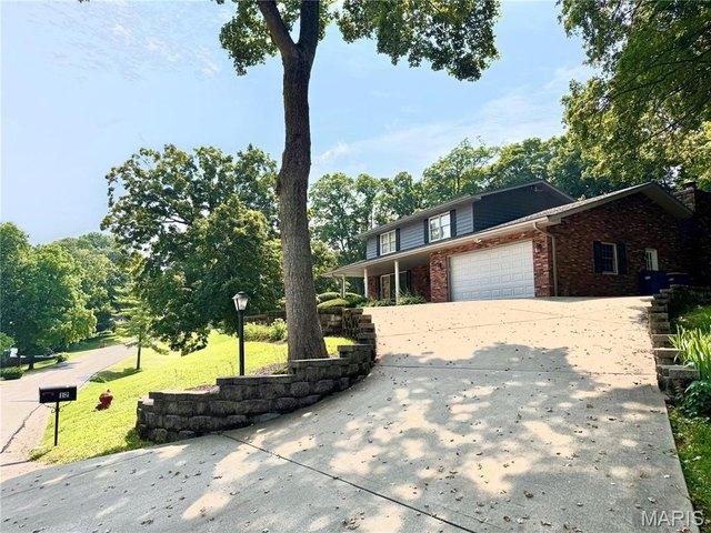 12 Chaparral Ln, Glen Carbon, IL 62034