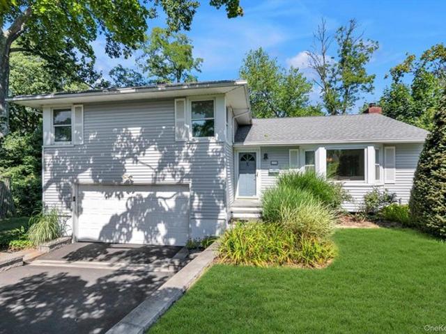 12 Compass Ct, Huntington, NY 11743