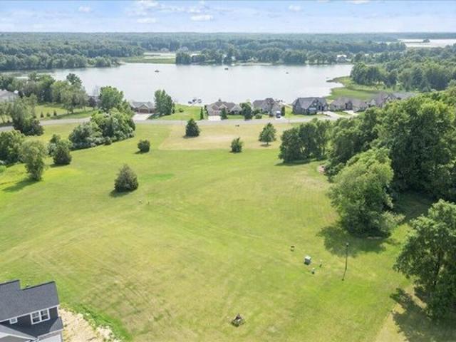 12 Coronado Dr, Jackson, MI 49201